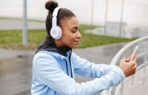 How to Use Bluetooth Headphones with Two Devices Simultaneously ...