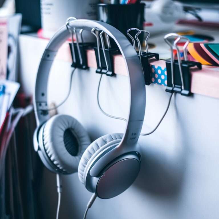 10 Genius Headphone Storage Ideas to Keep Your Space Tidy – Headphone ...